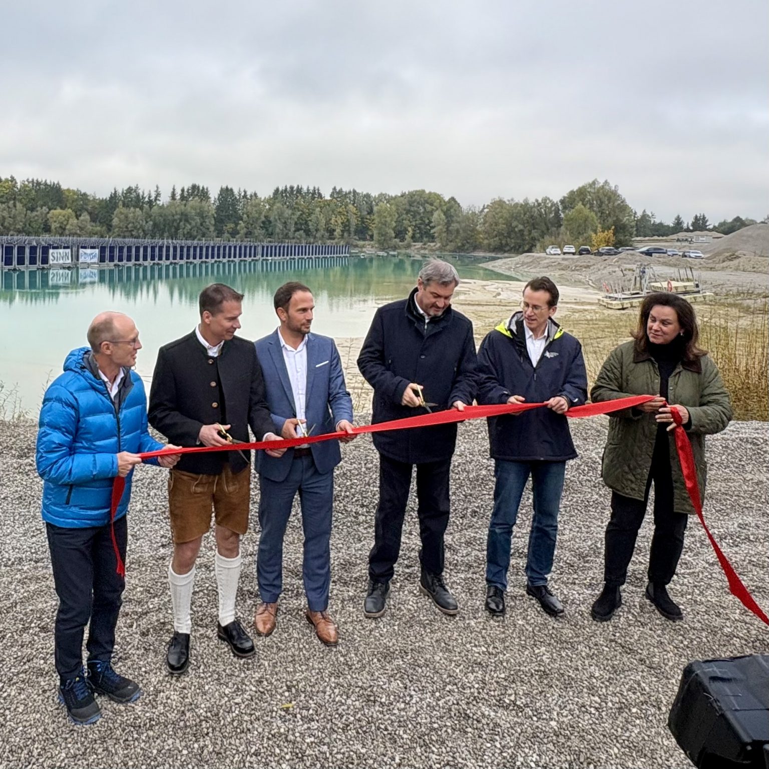 World's first floating PV system with vertically mounted modules ...